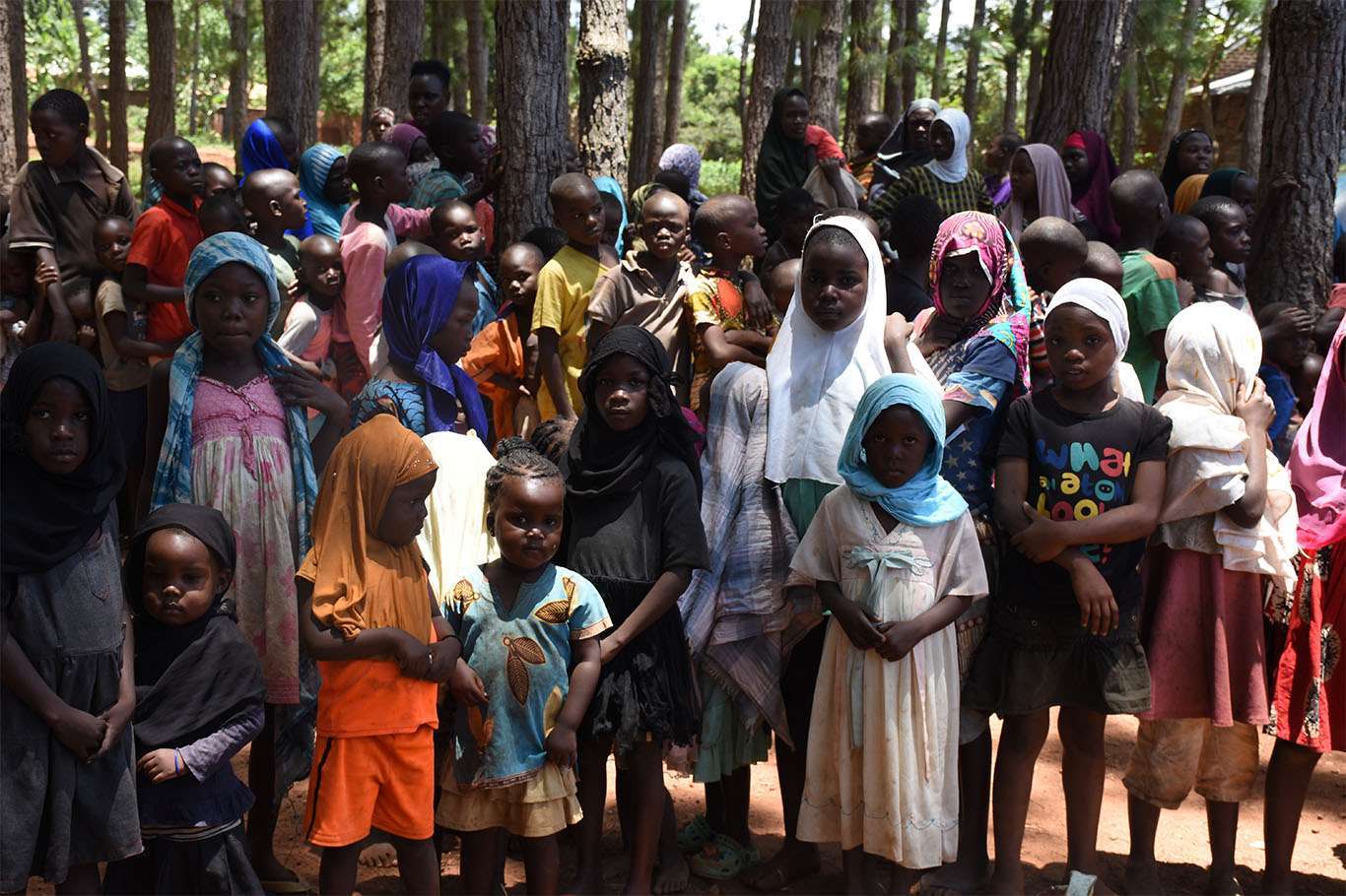 Fransa Yetim Eli li Ugandayê ji bi sedan zarokan re alîkarîya cil û bergan kir - Doğruhaber