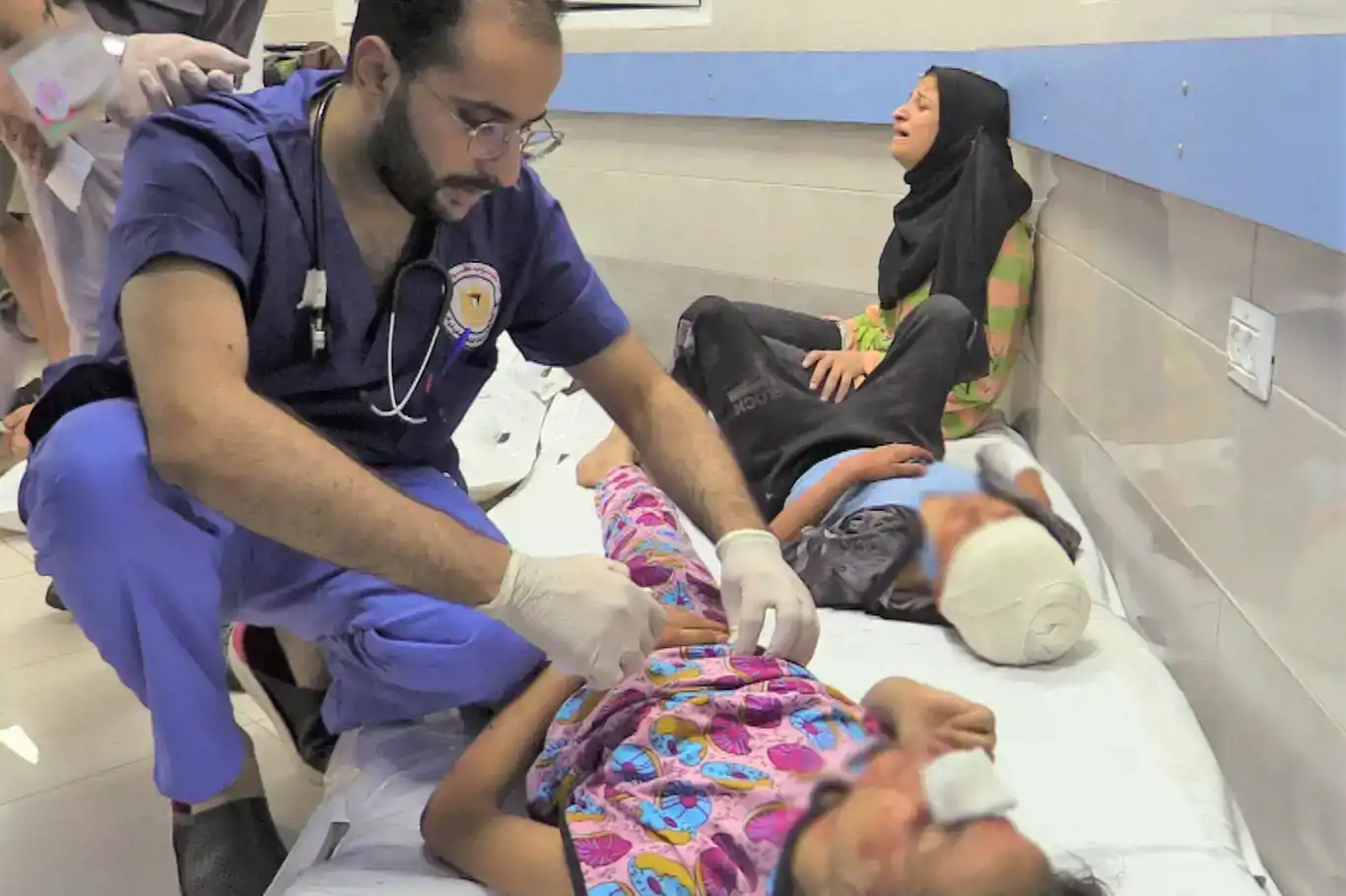 Palestinian doctor's heartwarming gesture amid tragedy goes viral ...